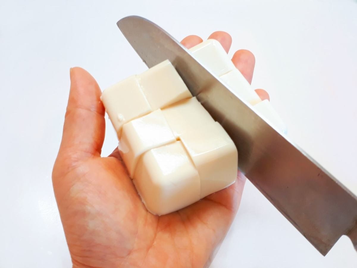 ちょ、助けて!沼にハマる【キャンドゥ】「豆腐さいの目カットプレート」で「また失敗(泣)」に15秒で成功!料理便利グッズ ヨムーノ