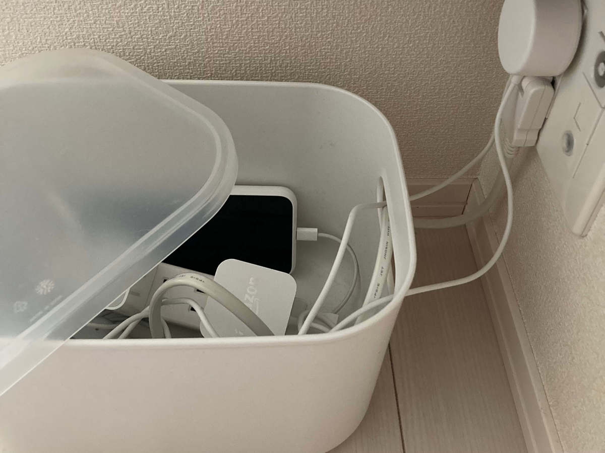 めっっちゃ便利!【無印良品】「スチールタップ収納箱フラップ式」ホコリまみれ(泣)ごちゃつくコードは「入れるだけ」劇的片付く「神の箱」