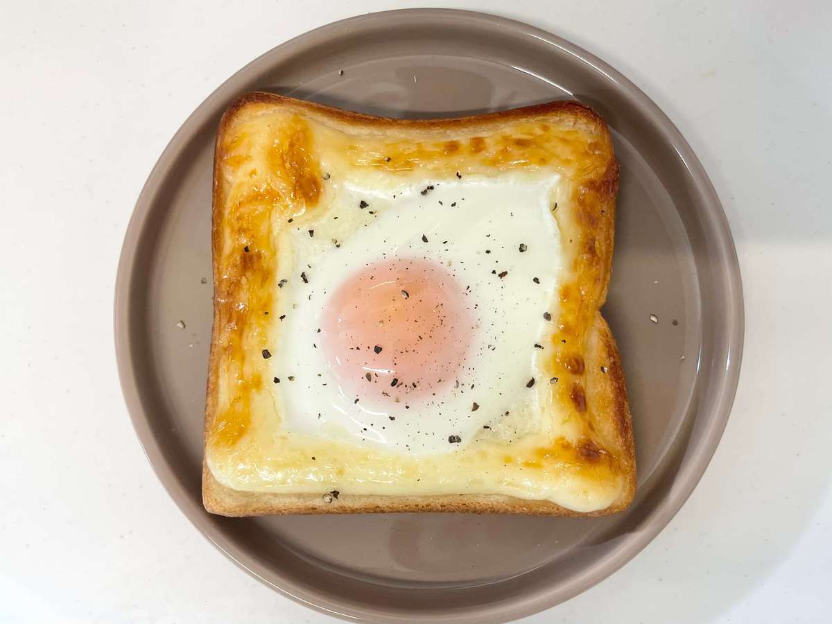 【目玉焼き、まだ普通に焼いてるの?】超簡単!「食パンとの相性200%」 5分”で作る「リアル朝食」 ヨムーノ